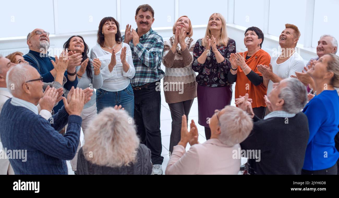 a group of elderly people clap their hands Stock Photo - Alamy