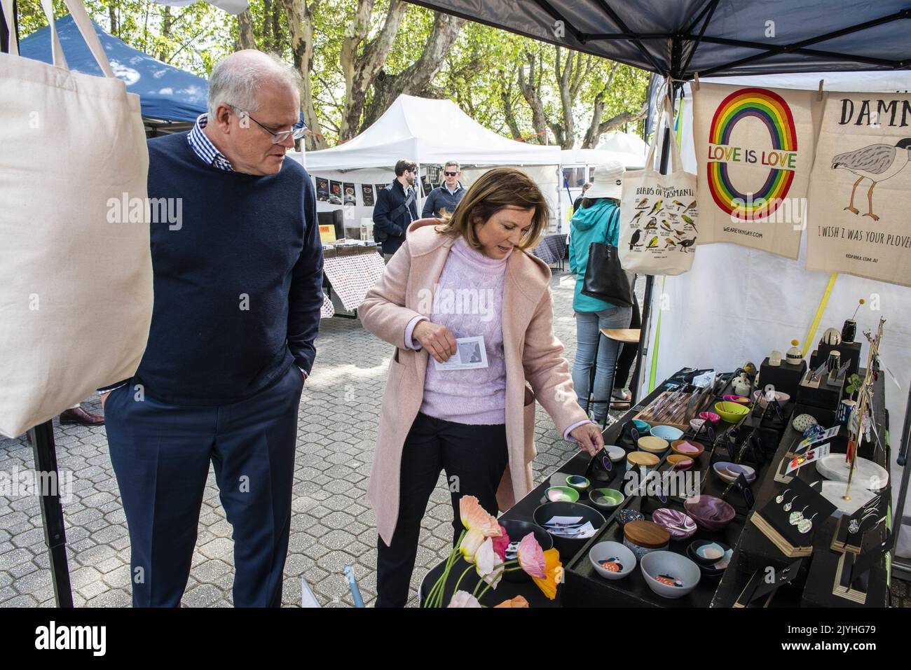 Prime Minister Scott Morrison and wife Jenny shop at Salamanca Market ...