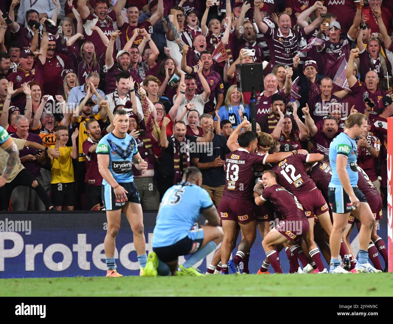 Queensland players celebrate winning the 2020 State of Origin series ...