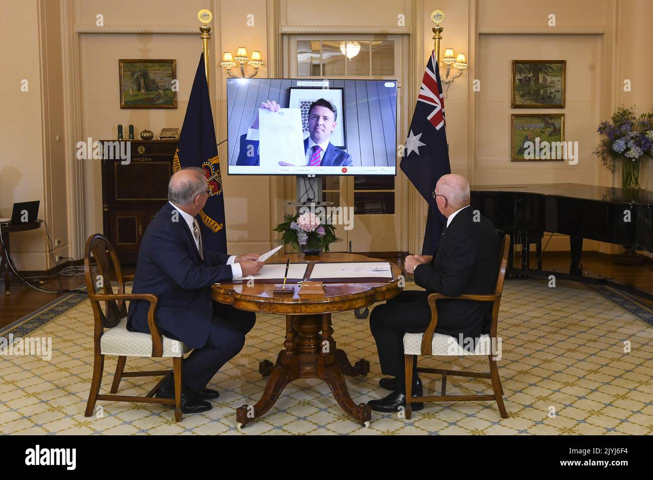 POOL Australian Prime Minister Scott Morrison (left) and Australian ...