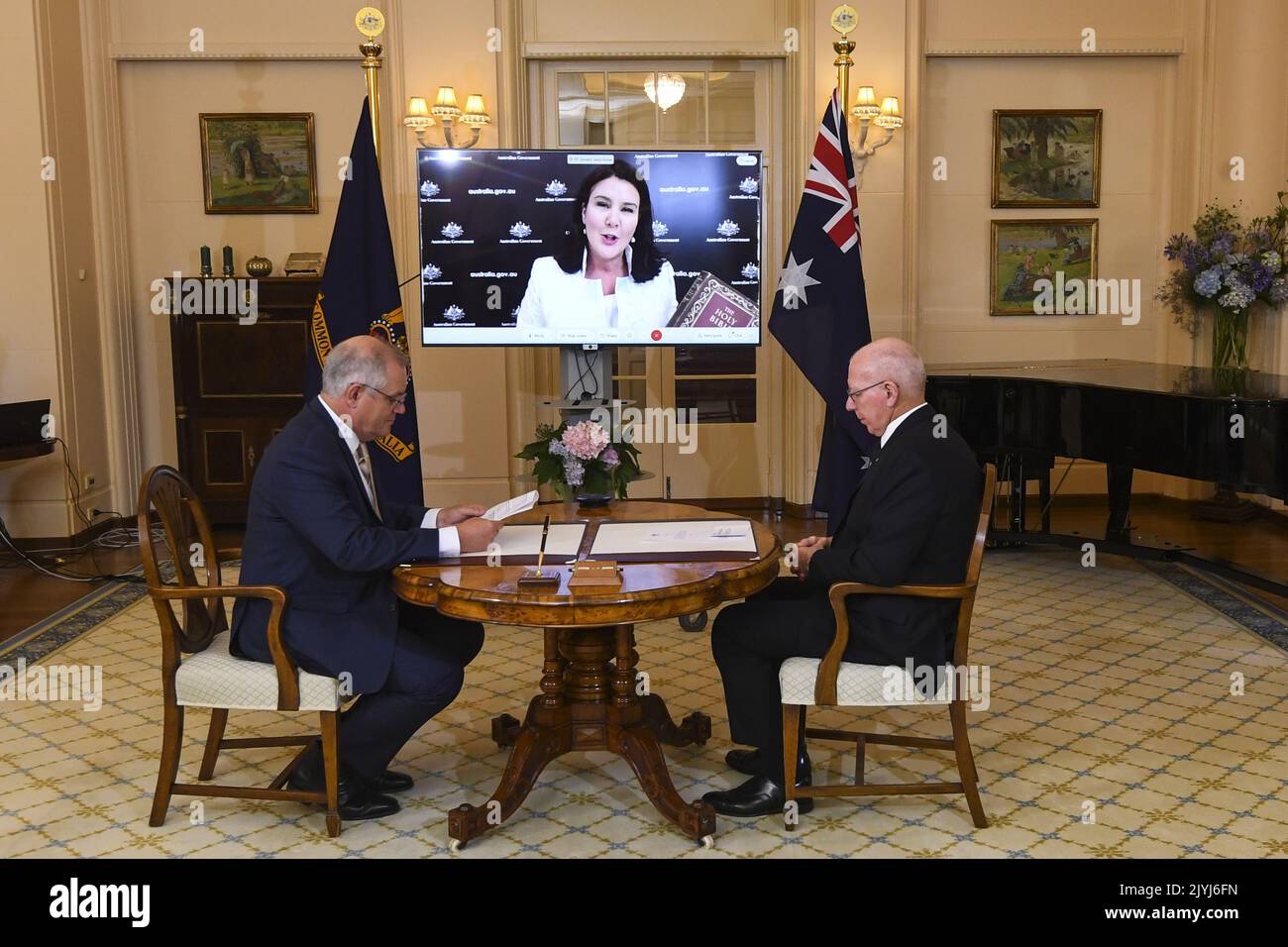 POOL Australian Prime Minister Scott Morrison (left) and Australian ...