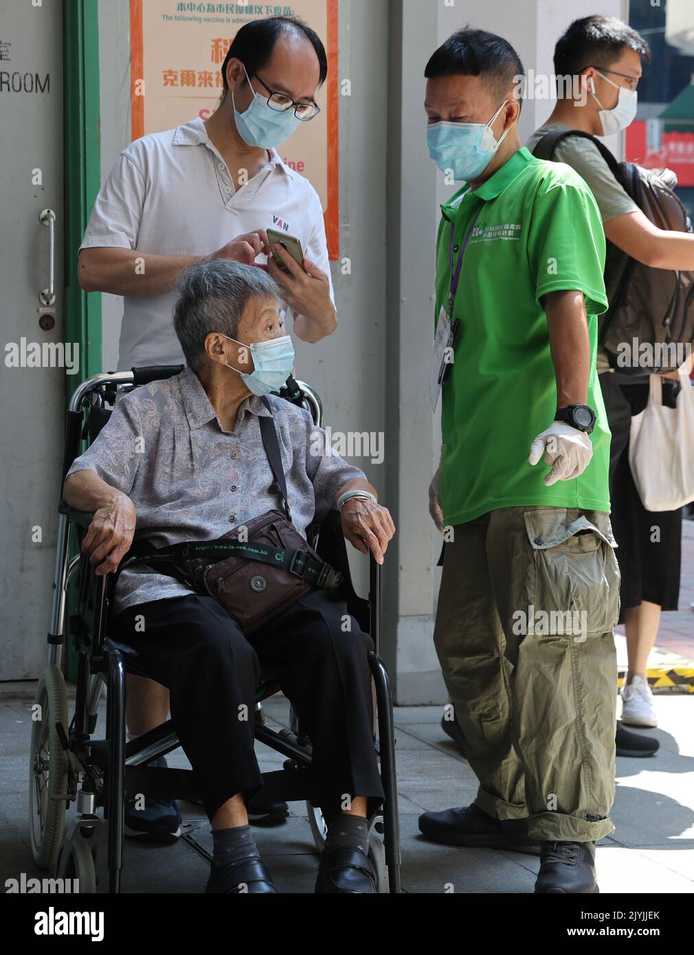Face masks queue hi-res stock photography and images - Alamy