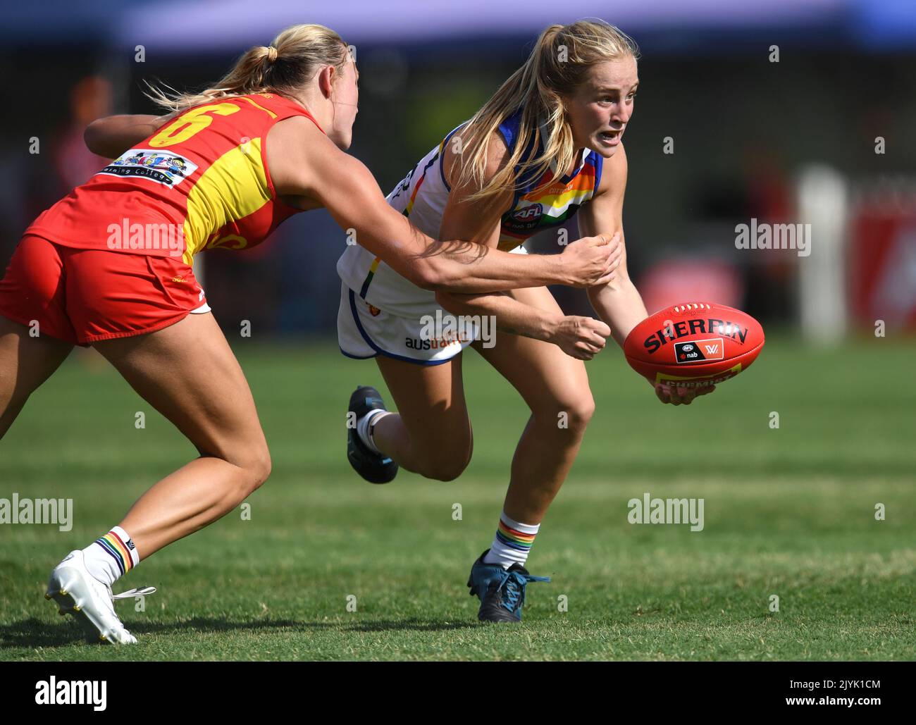 Isabel Dawes (right) of the Lions handballs past Maddison Levi (left ...