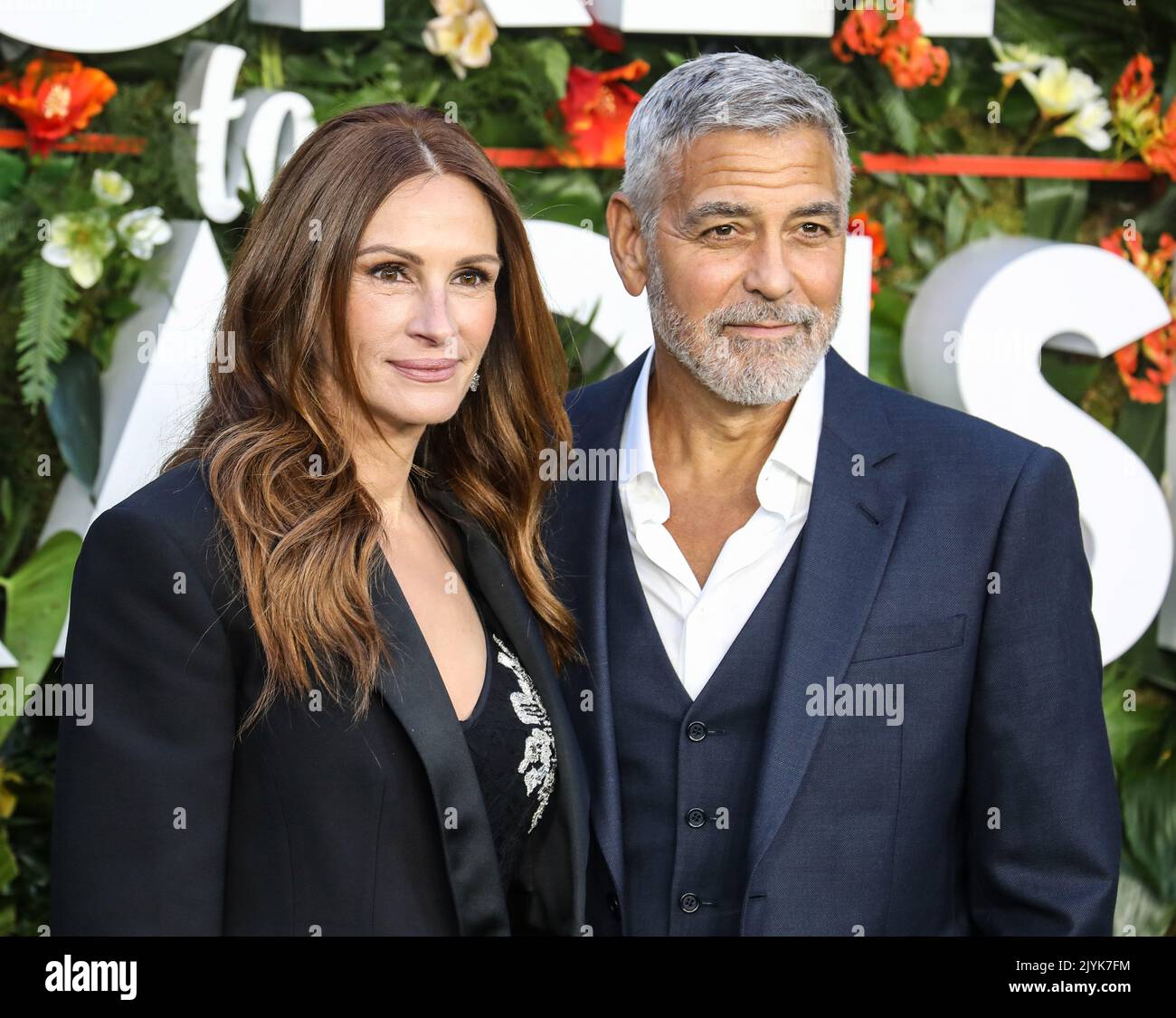 (L-R) Julia Roberts and George Clooney attend the world premiere of ...