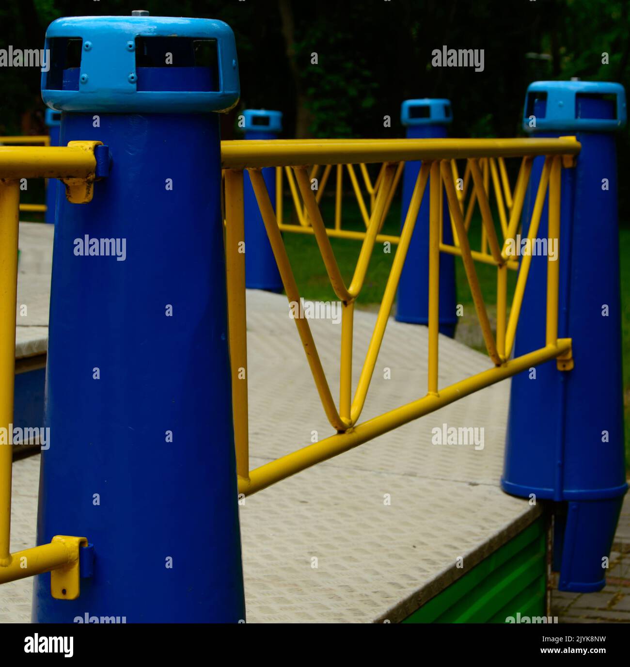 Modern metal garden fence hi-res stock photography and images - Alamy