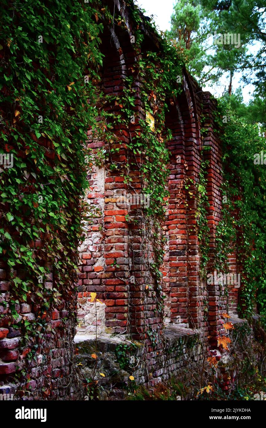 Part brick wall hi-res stock photography and images - Alamy