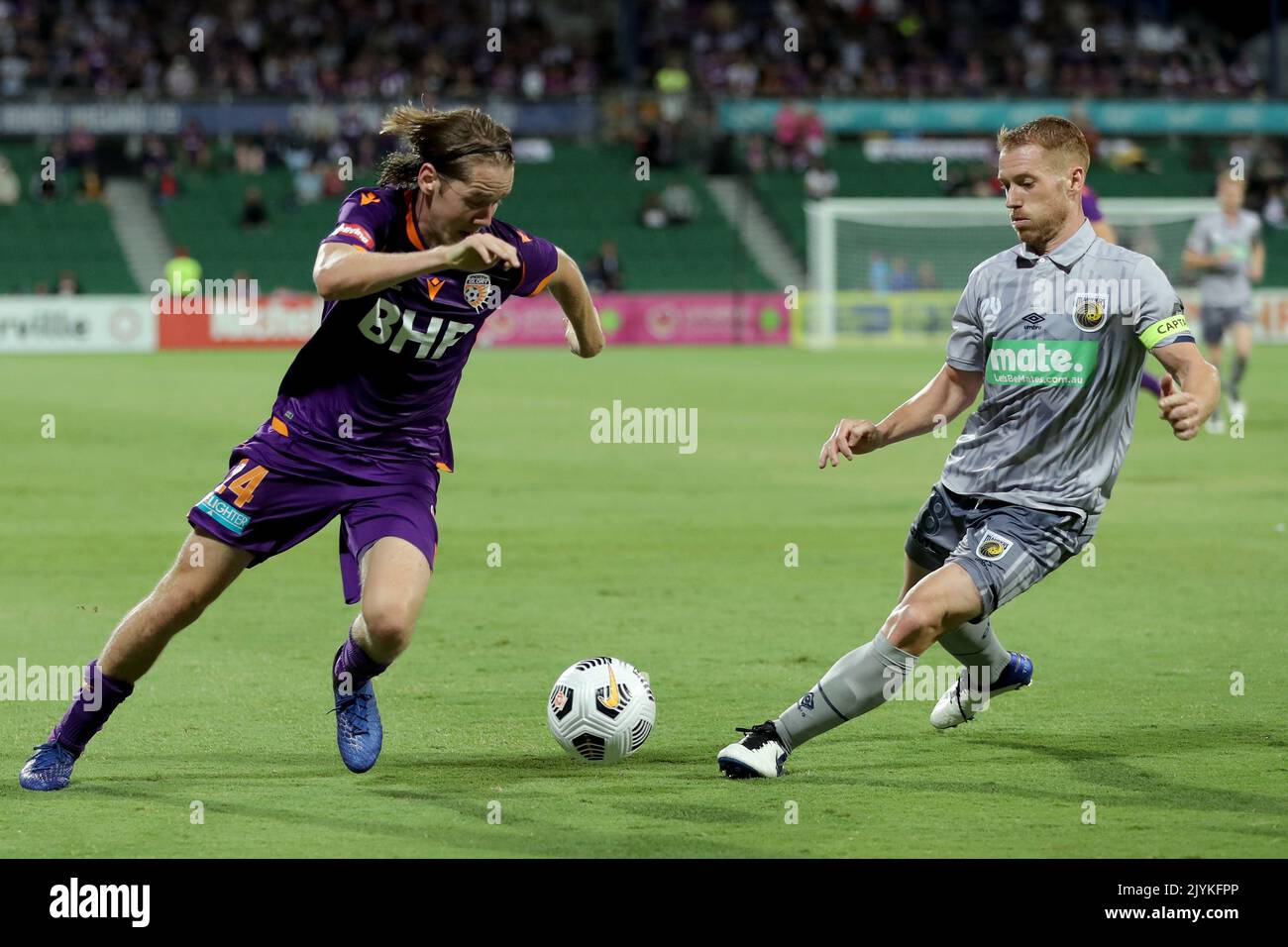 Daniel Stynes of the Glory and Oliver Bozanic of the Mariners compete ...