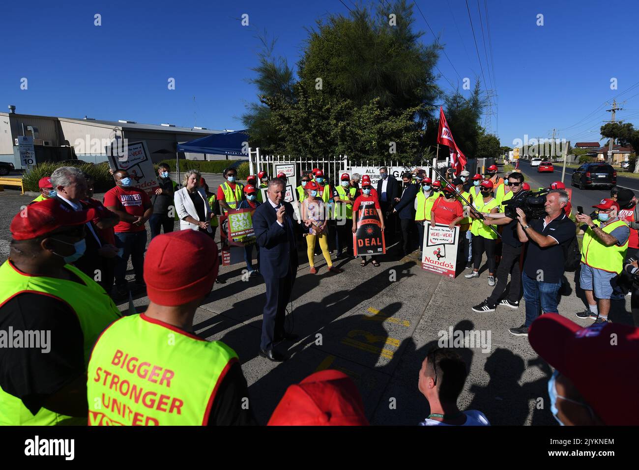 Federal Opposition Leader Anthony Albanese speaks to workers taking ...