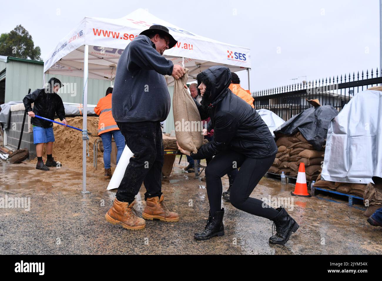 SES volunteers at Penrith SES making and providing free sandbags to ...