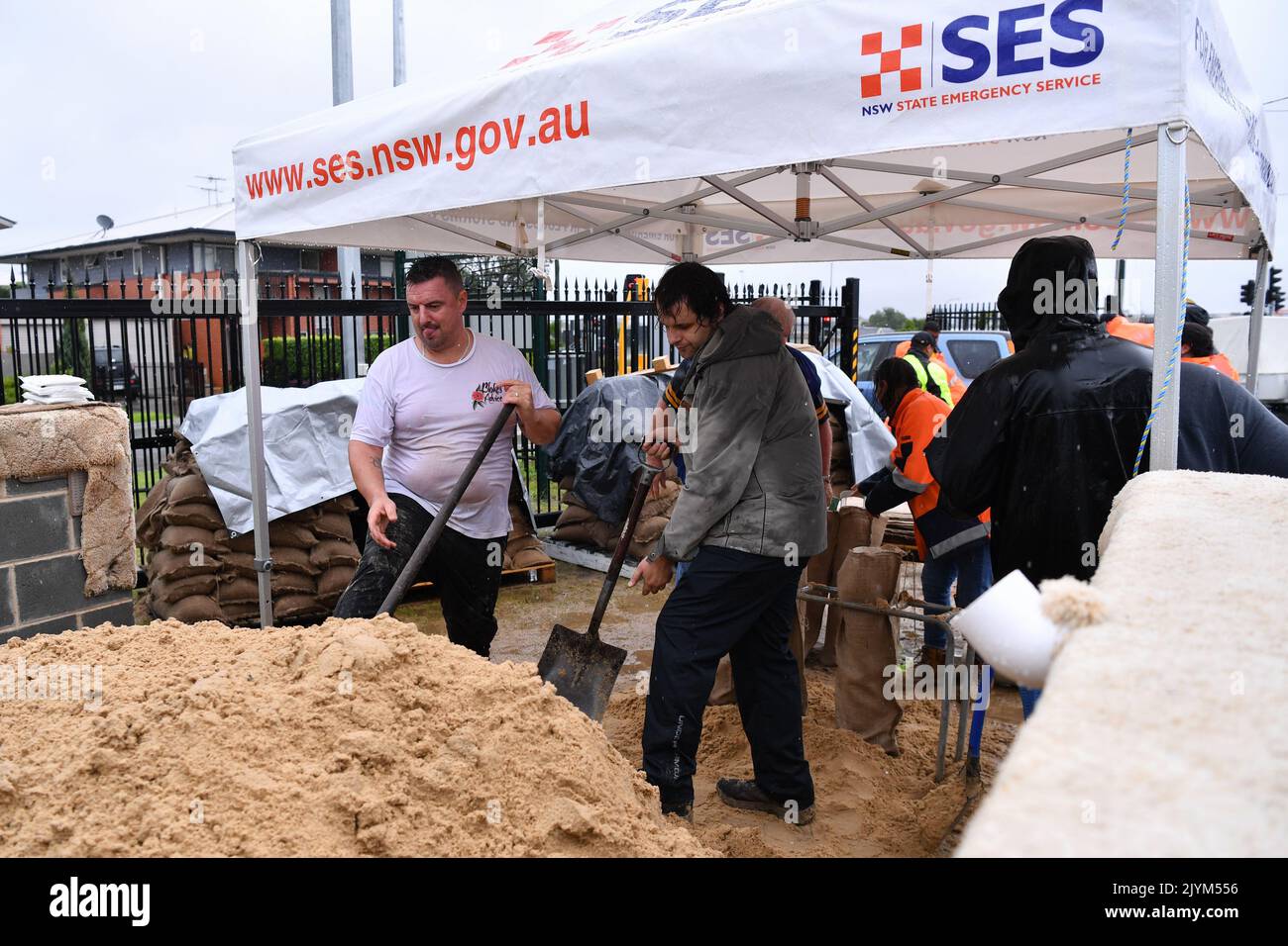 SES volunteers at Penrith SES making and providing free sandbags to ...