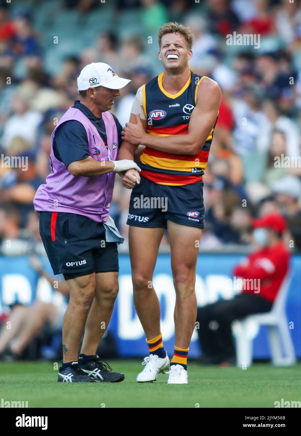 Mitchell Hinge of the Crows appears to have dislocated his shoulder ...
