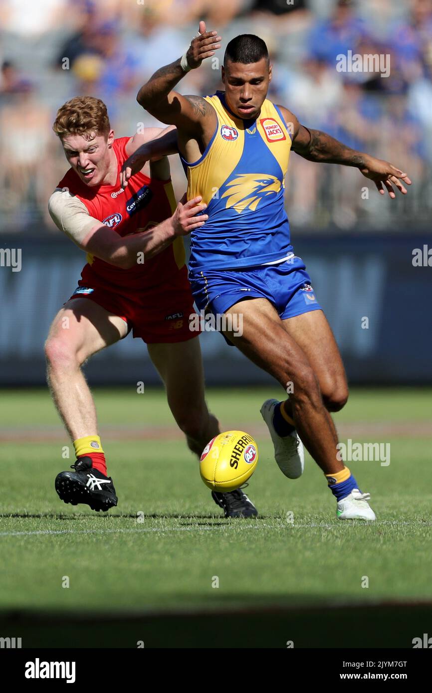 Tim Kelly of the Eagles and Matt Rowell of the Suns compete for the ...