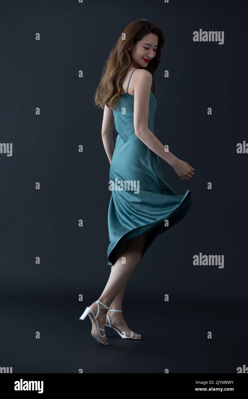 Long shot young slim women hi-res stock photography and images - Alamy
