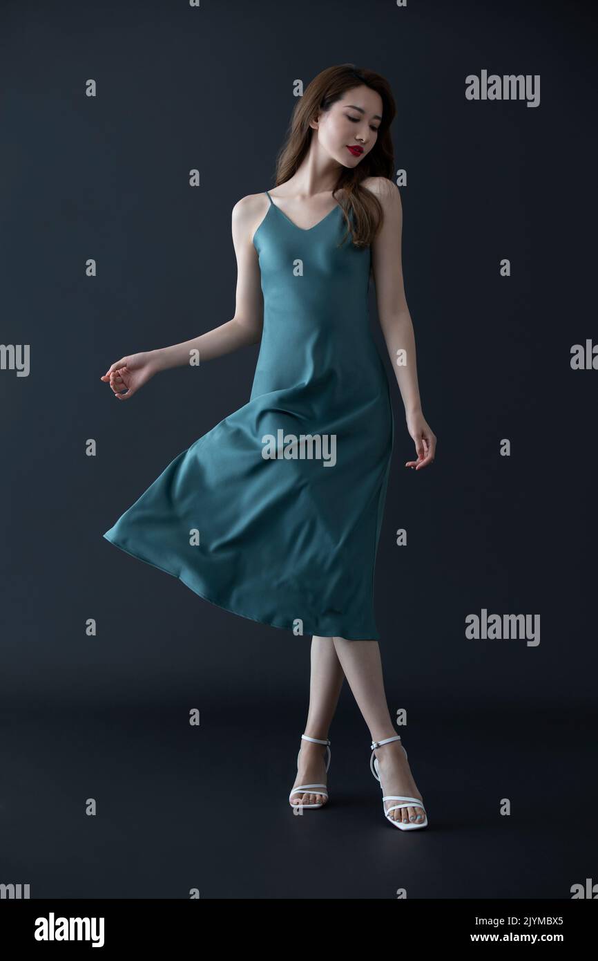 Long shot young slim women hi-res stock photography and images - Alamy