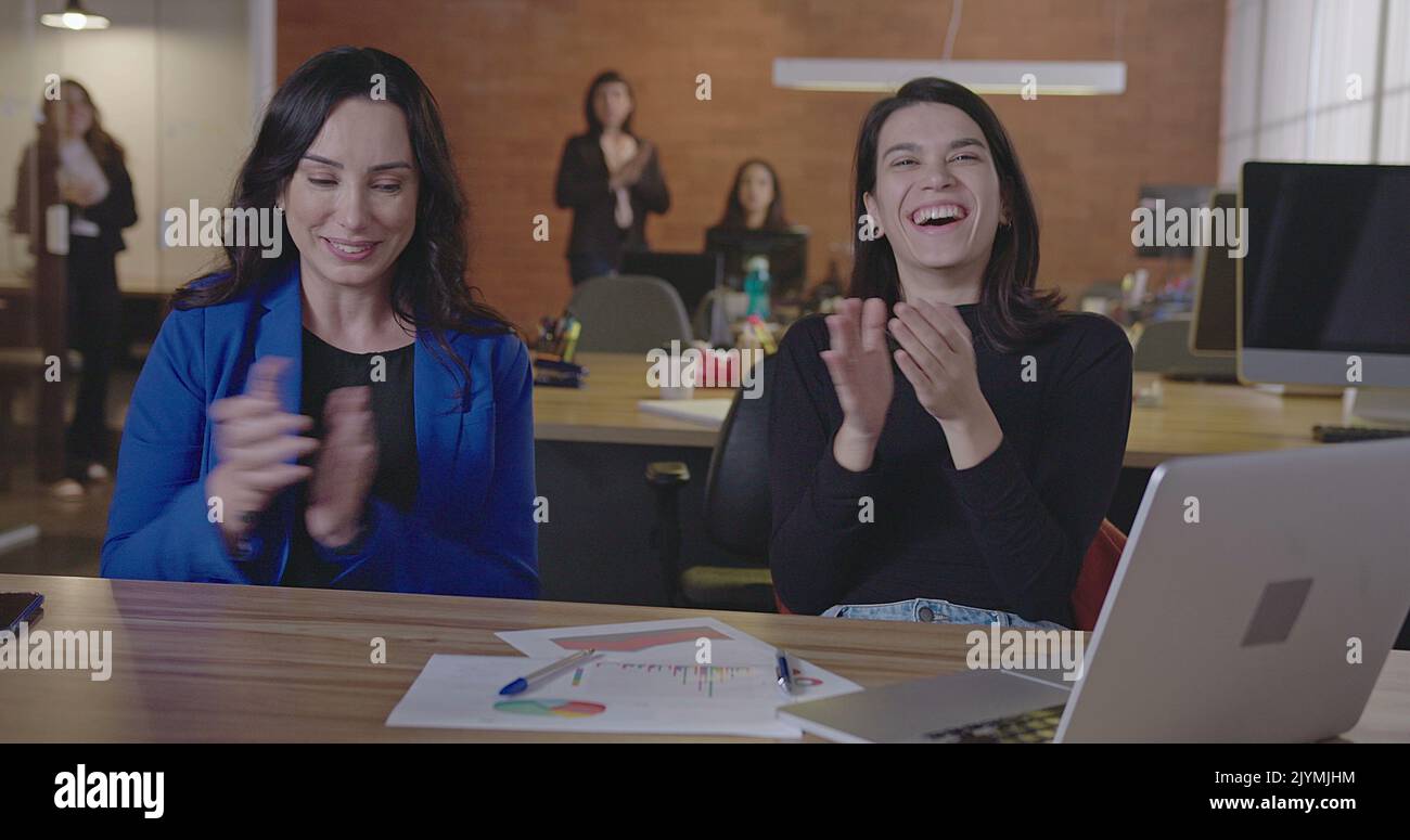 Group of office workers clapping and smiling. Happy People celebrating ...