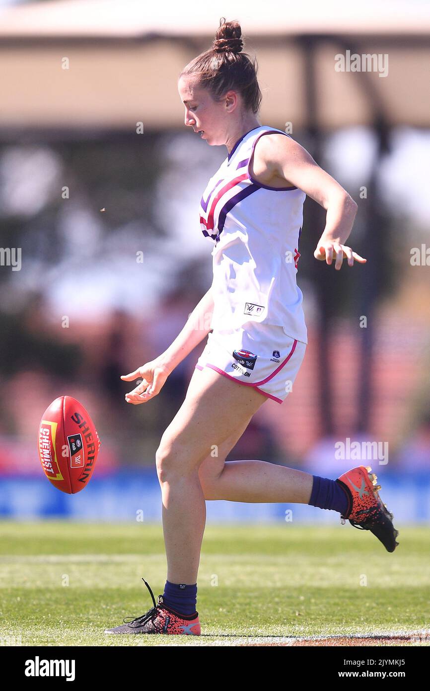 Laura Pugh of Fremantle kicks the footy during the Qualifying Final ...