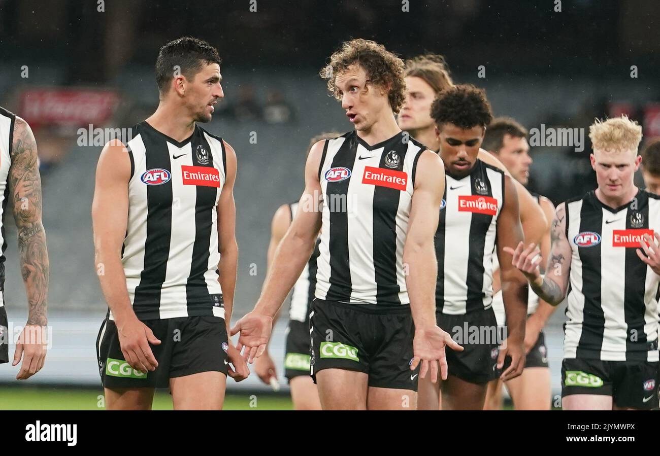 Scott Pendlebury and Chris Mayne of the Magpies leave the field after ...
