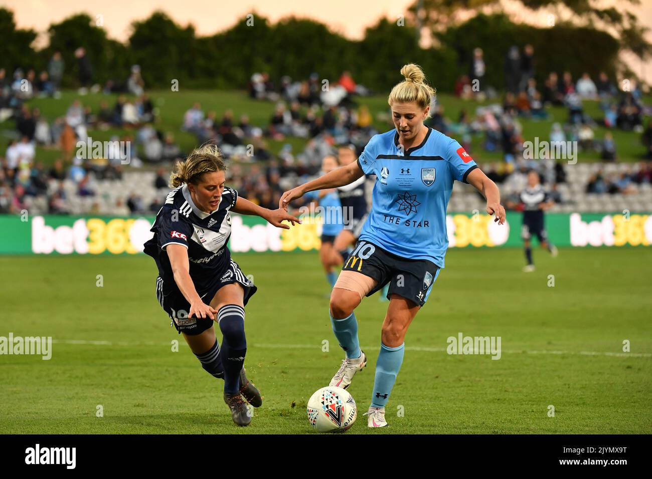 Remy Siemsen of Sydney and Kayla Morrison of the Victory during the W ...