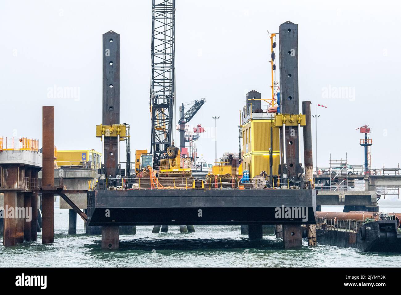 Lng regasification terminal hi-res stock photography and images - Alamy