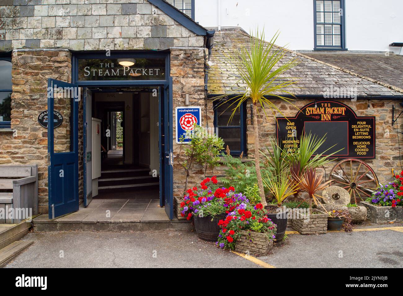 Totnes, South Devon, UK. 25th July, 2022. The Steam Packet Inn pub ...