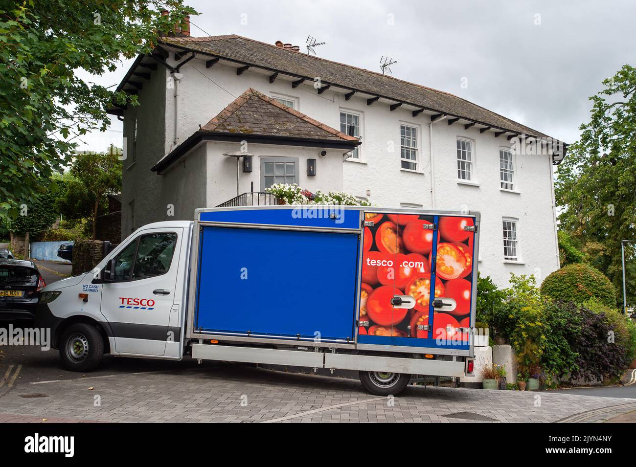 Totnes, South Devon, UK. 25th July, 2022. A Tesco delivery van gets ...