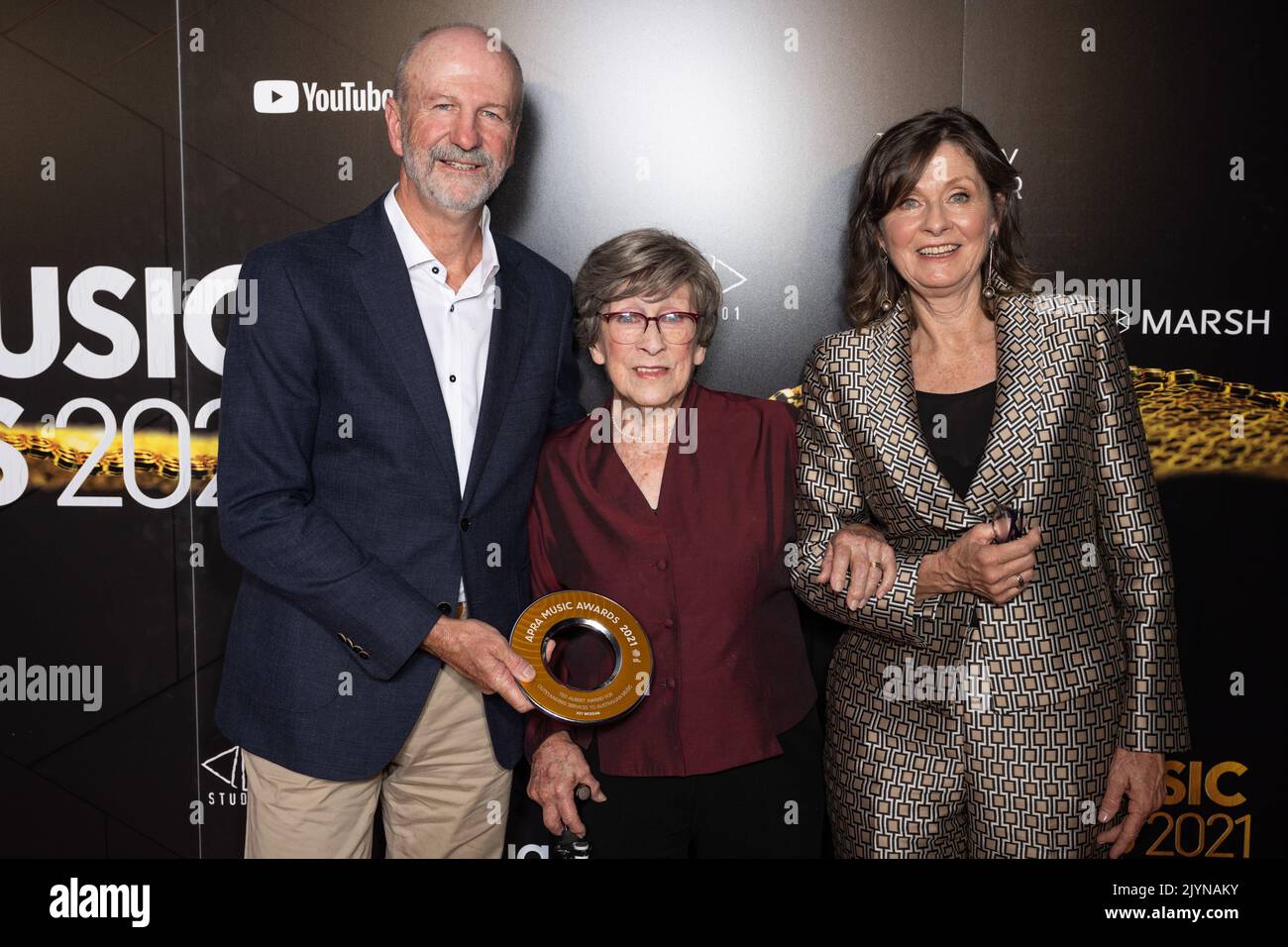 David Kirkpatrick, Joy McKean and Anne Kirkpatrick hold the ‘Ted Albert ...