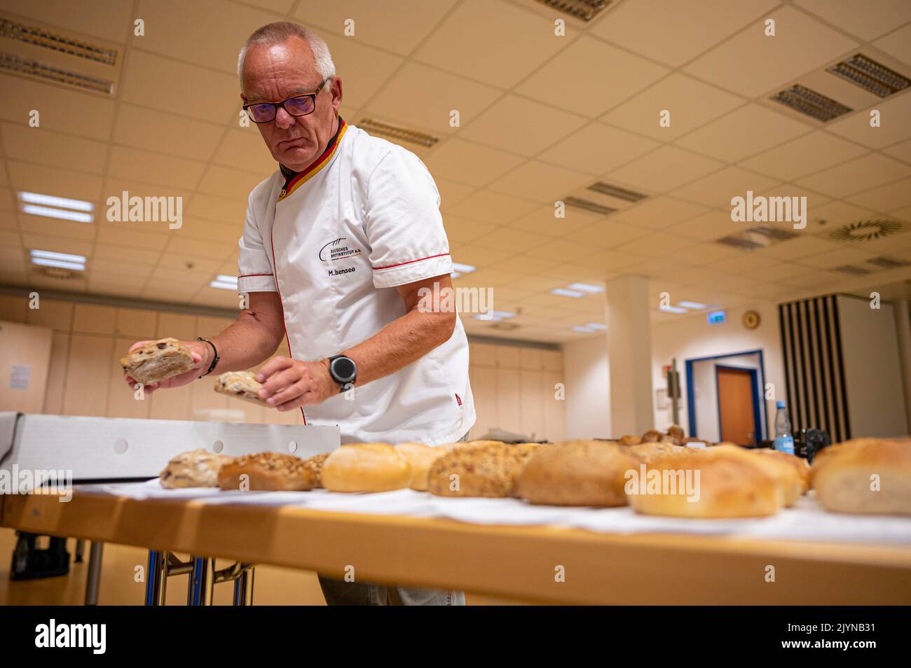 Berlin, Germany. 08th Sep, 2022. Michael Isensee, roll tester of the ...