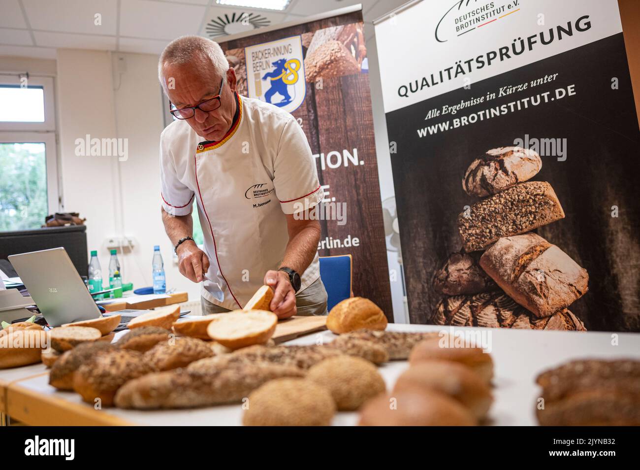 Berlin, Germany. 08th Sep, 2022. Michael Isensee, roll tester of the ...