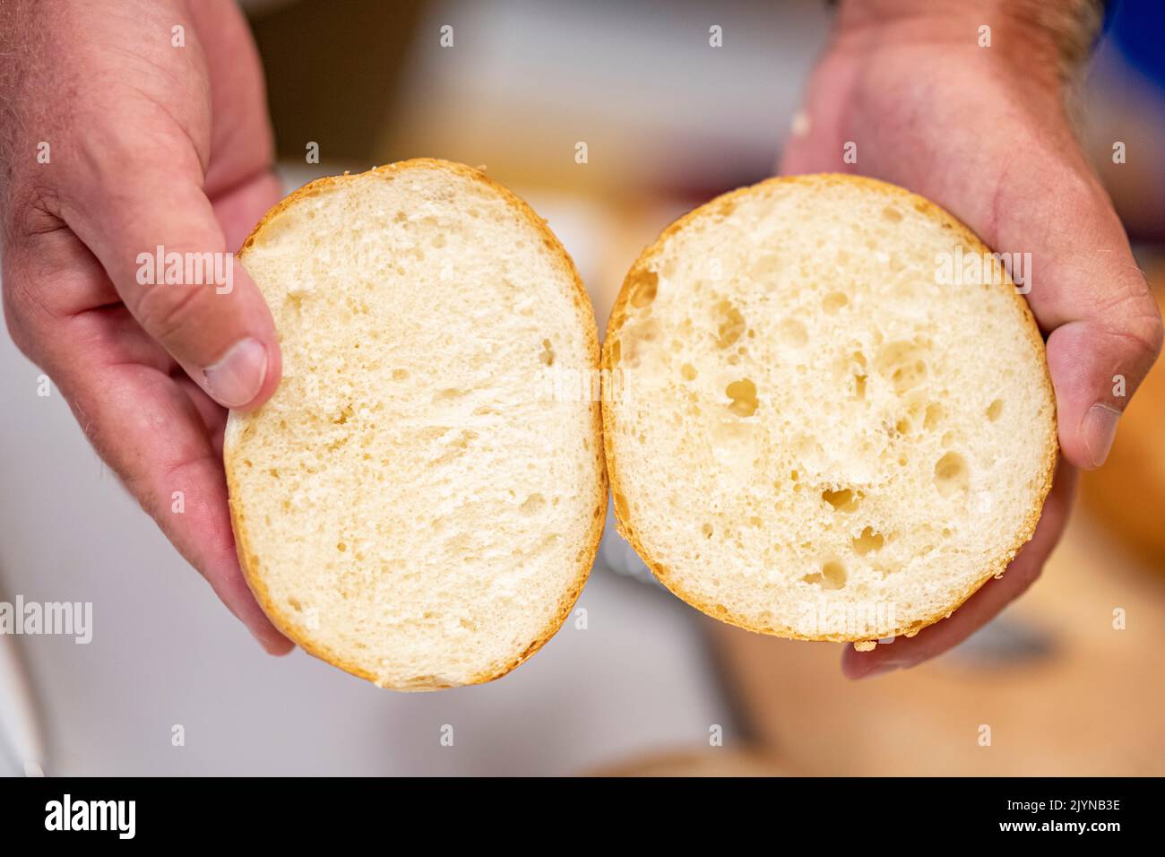 Berlin, Germany. 08th Sep, 2022. Michael Isensee, roll tester of the ...