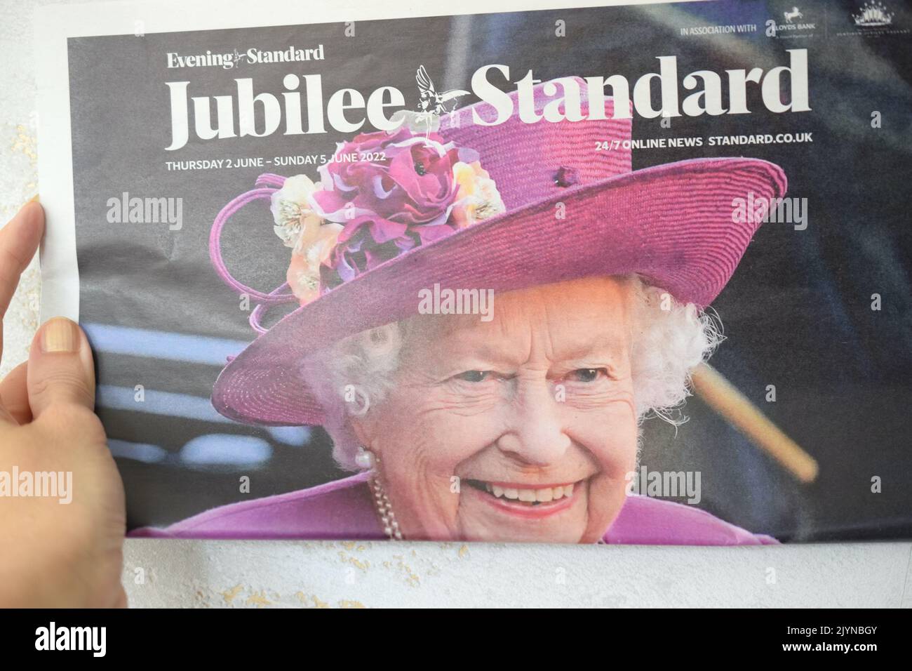 Queen on front page newspaper hi-res stock photography and images - Alamy