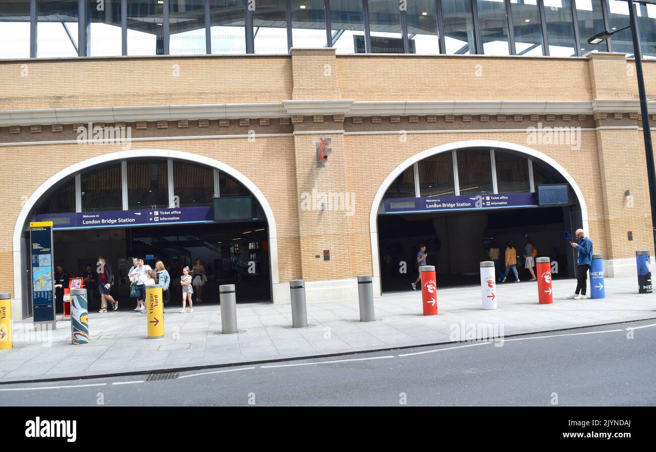 London bridge metro hi-res stock photography and images - Alamy
