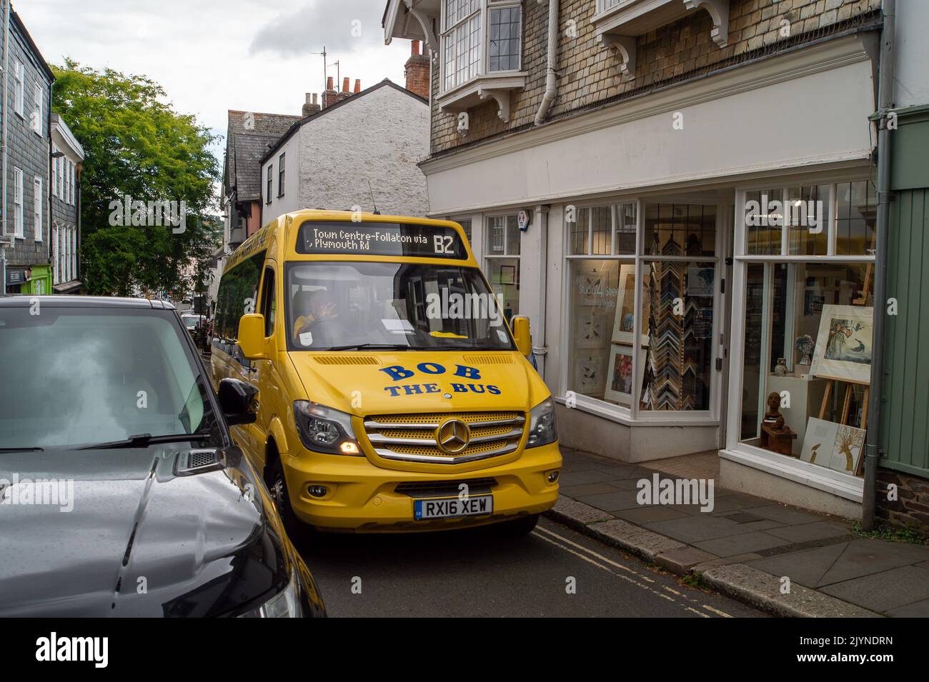 Totnes, South Devon, UK. 25th July, 2022. Bob the Bus squeezes past ...