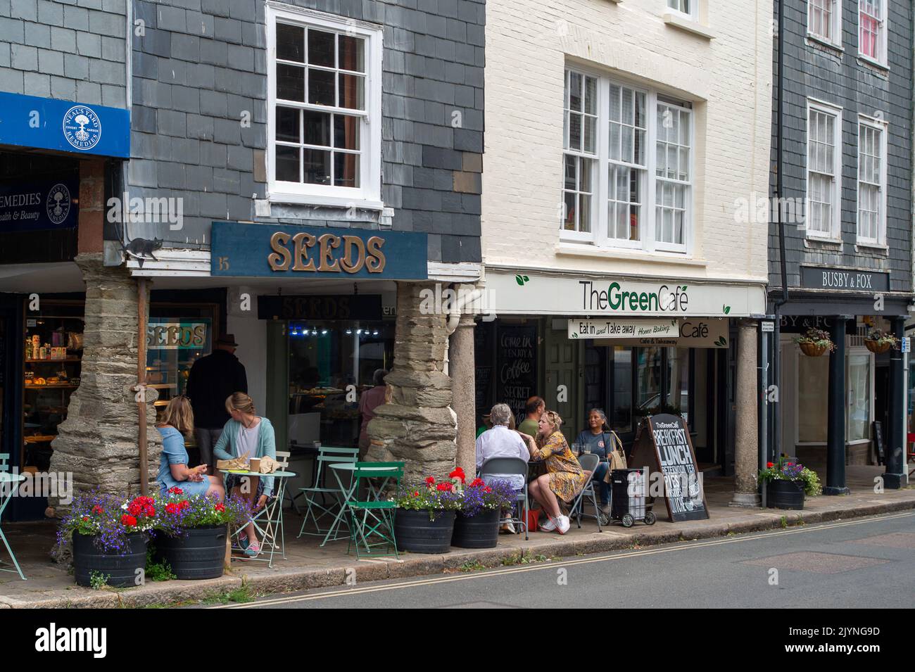 Totnes, South Devon, UK. 25th July, 2022. People sit outside cafes in ...