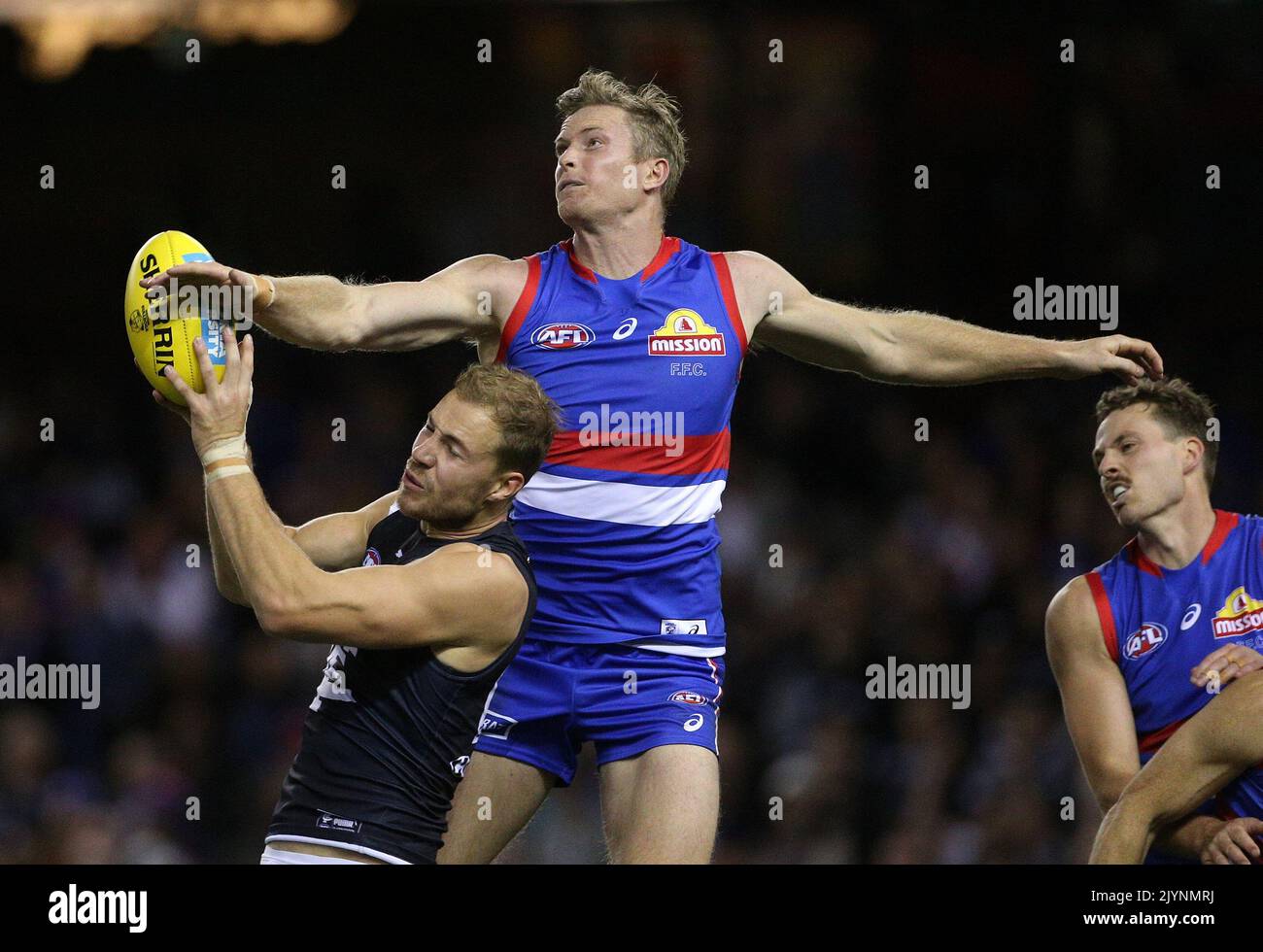 Harry McKay of the Blues marks under pressure from Alex Keath of the ...