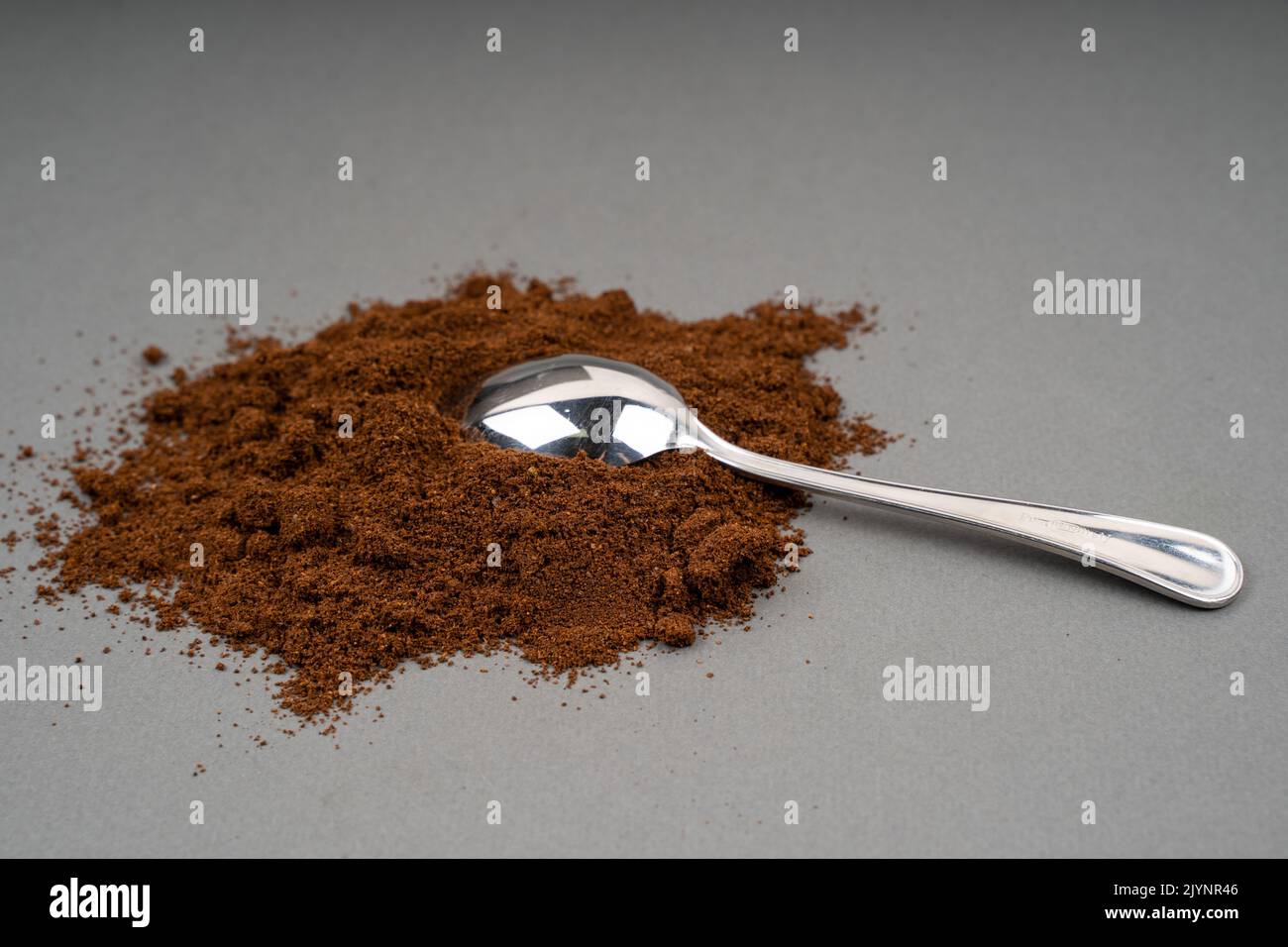 spoon in a pile of ground coffee Stock Photo - Alamy