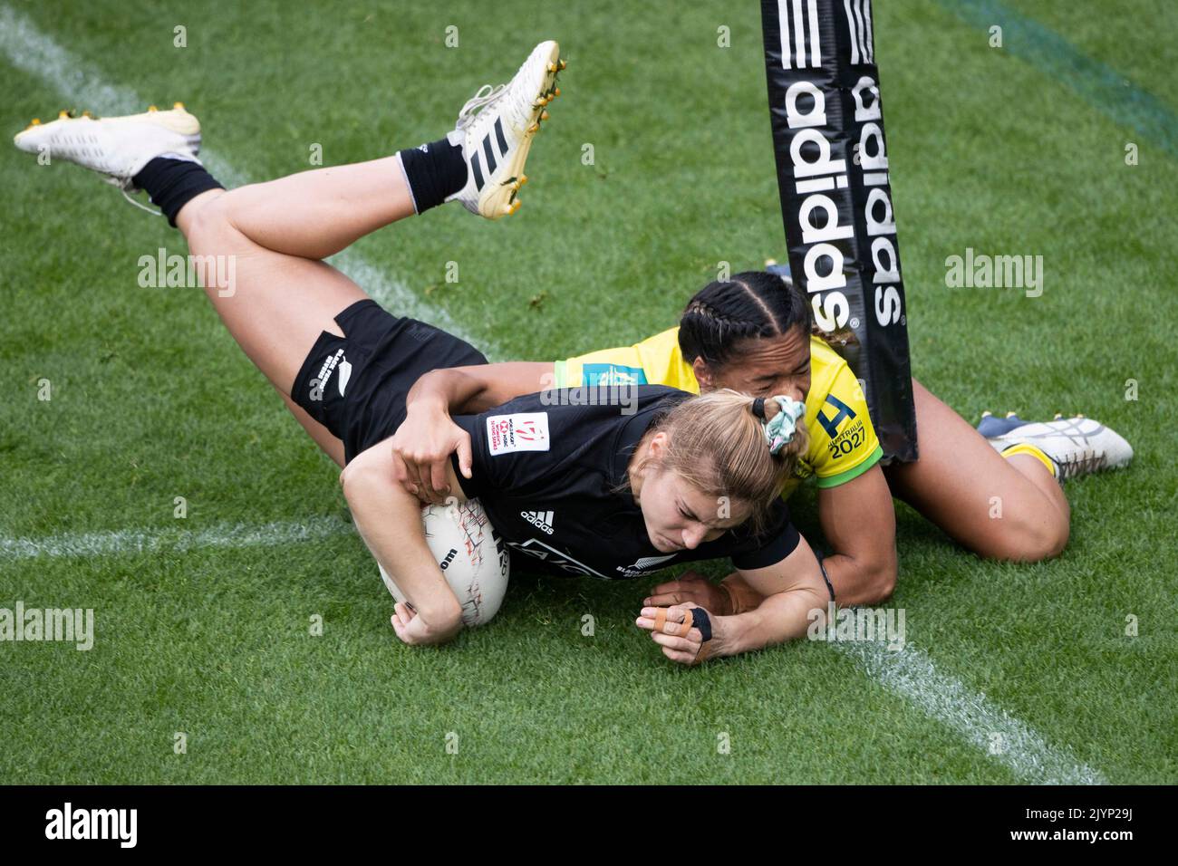 Black Ferns Michaela Blyde scores during the Rugby Sevens match between ...
