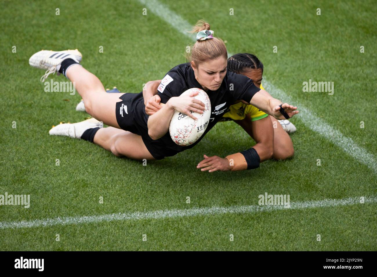 Black Ferns Michaela Blyde scores during the Rugby Sevens match between ...