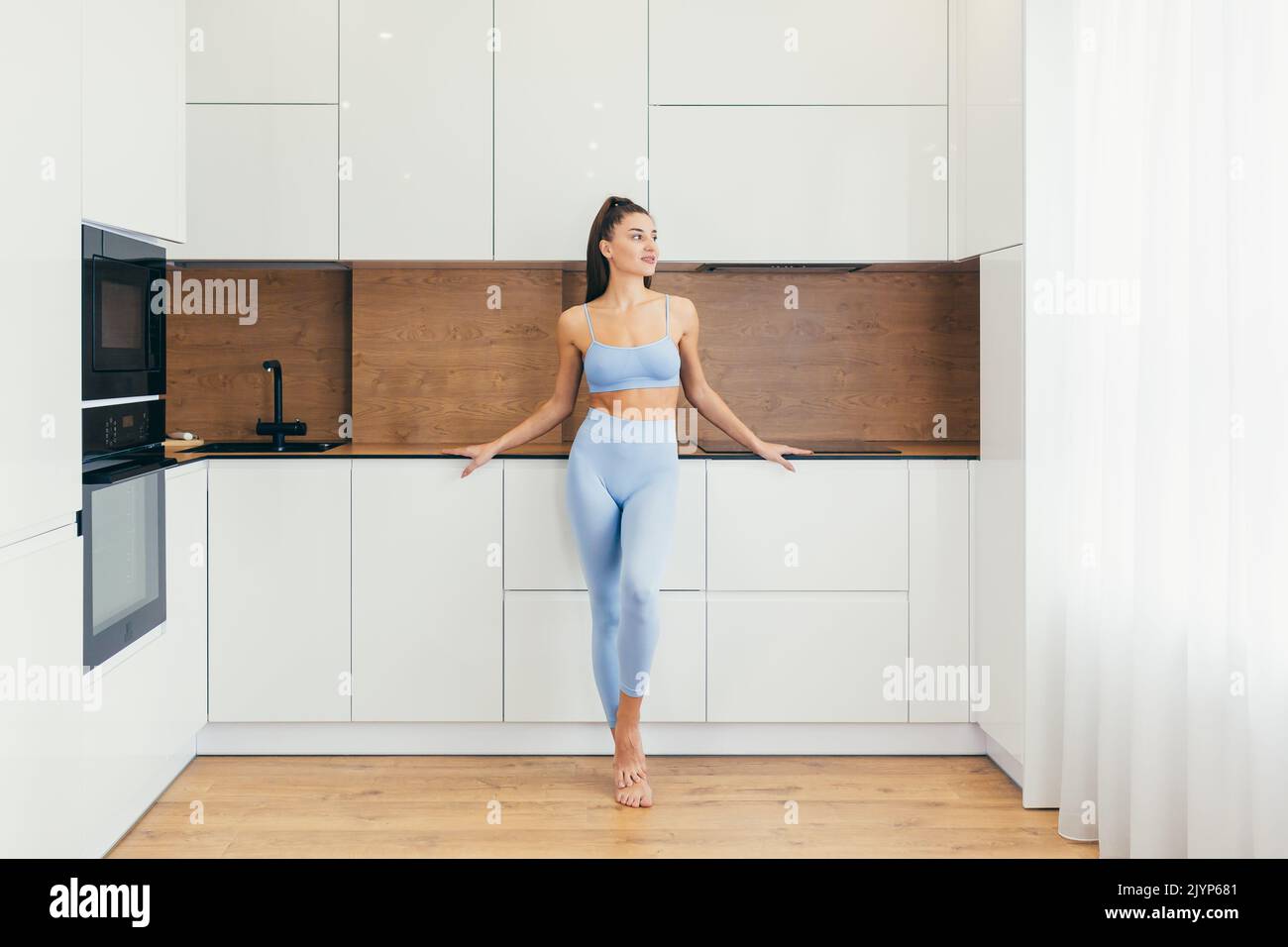 Fitness woman full body hi-res stock photography and images - Alamy