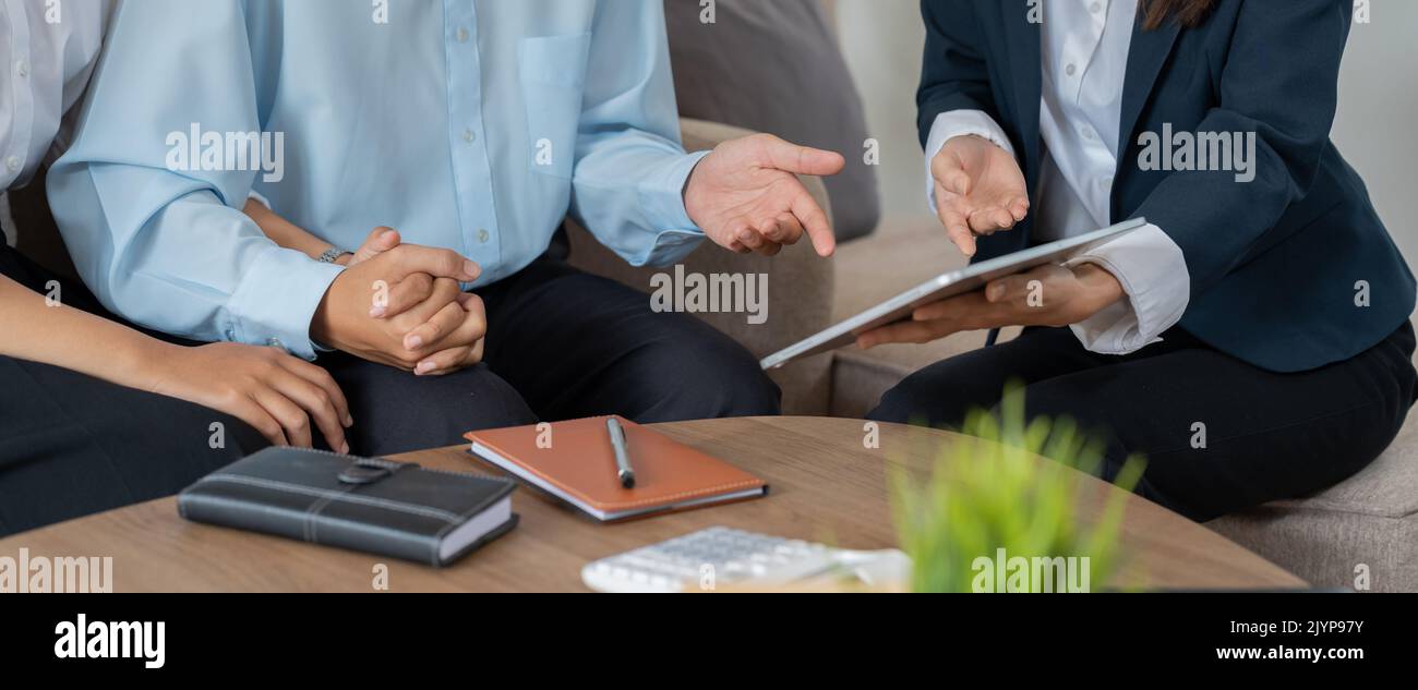 Insurance agent couple hi-res stock photography and images - Alamy