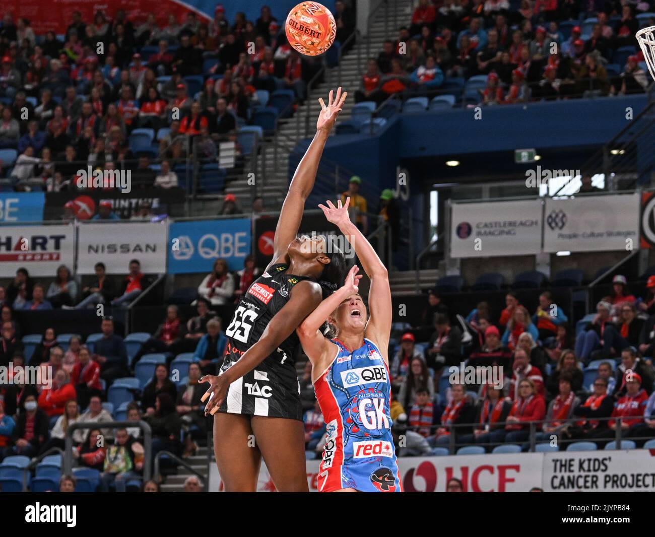 Shimona Nelson of the Magpies and Sarah Klau of the Swifts in action ...