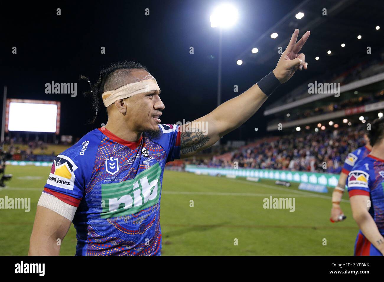 Sauaso Sue of the Knights thanks the supporters after the Round 12 NRL ...