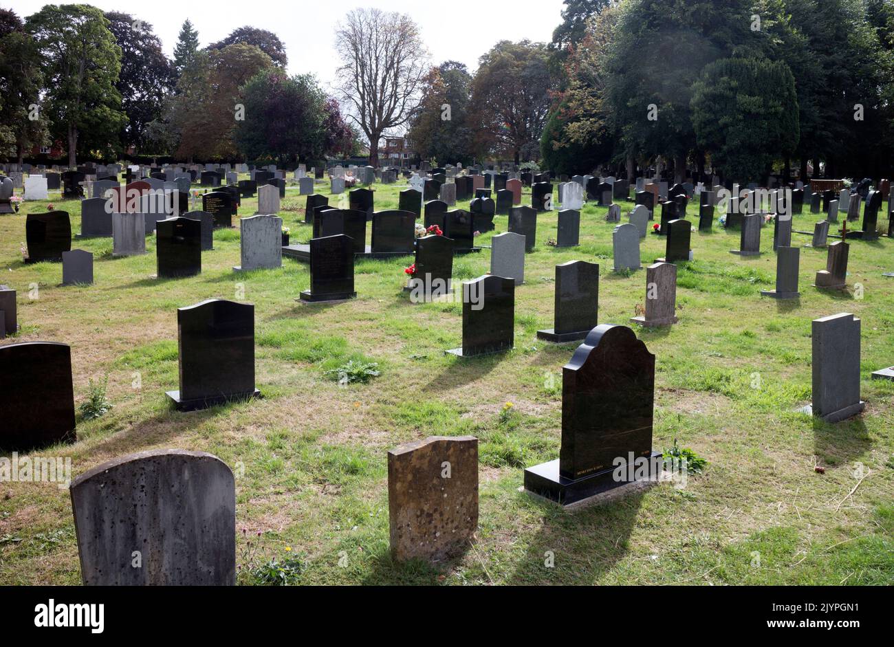 Oaks Road cemetery, Kenilworth, Warwickshire, England, UK Stock Photo ...