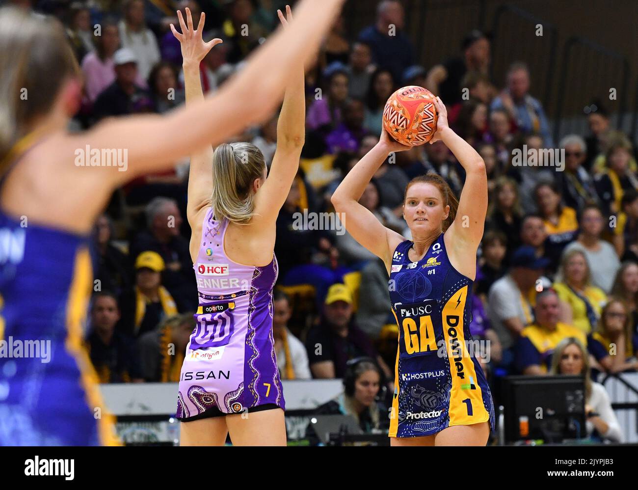 Stephanie Wood (right) of the Lightning in action during the Round 6 ...