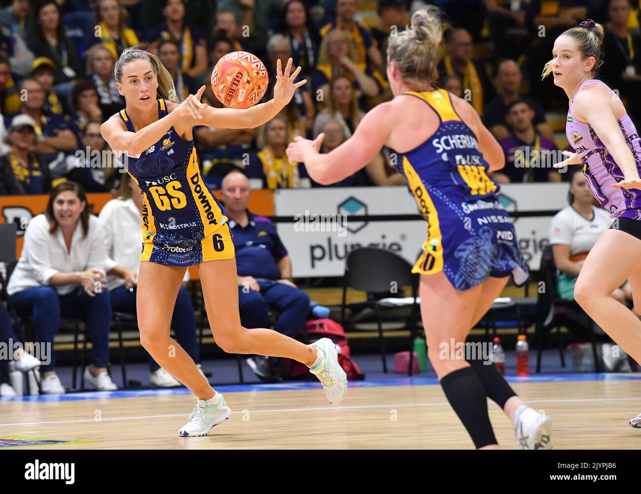 Cara Koenen (left) of the Lightning in action during the Round 6 Super ...