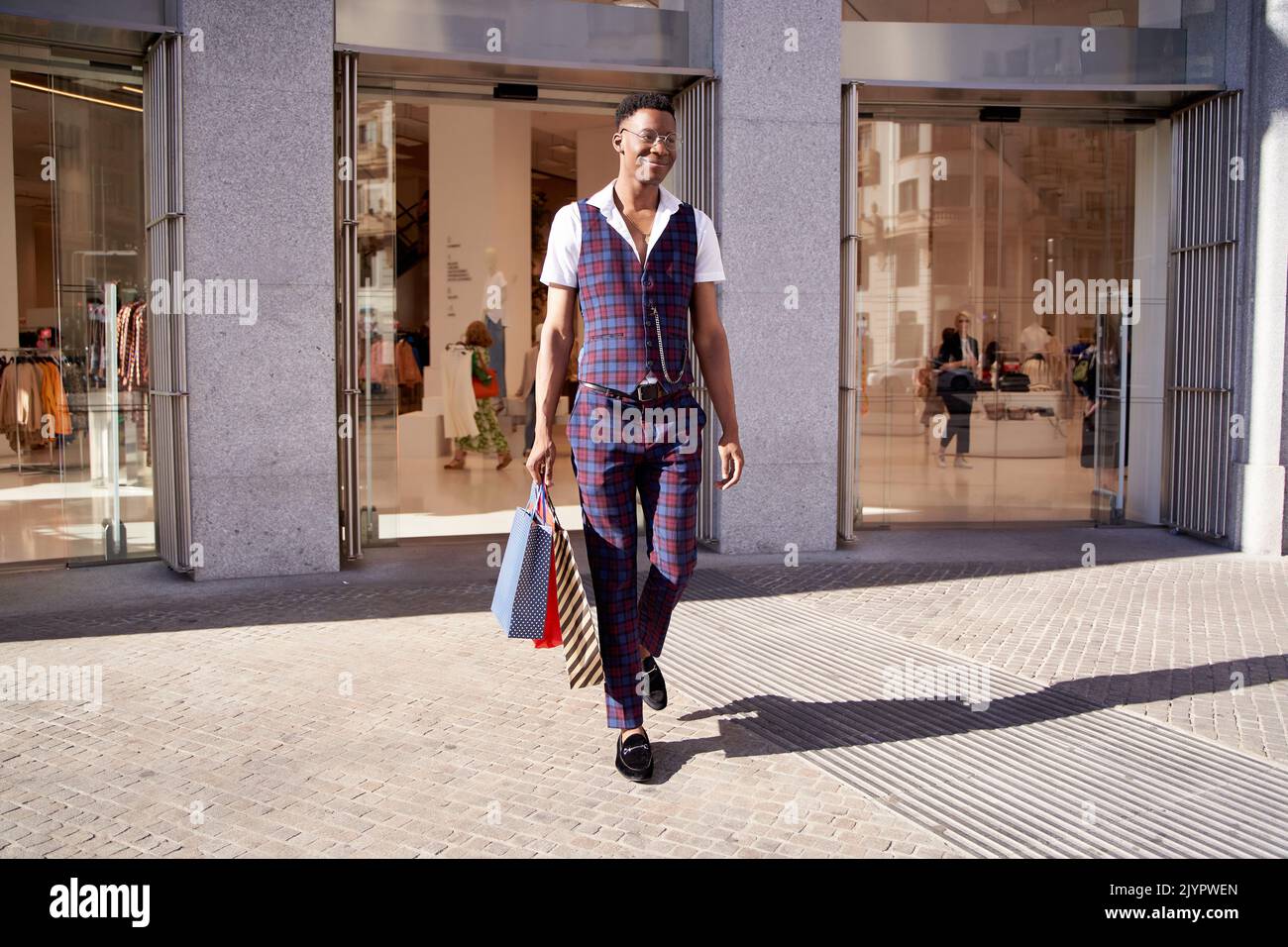 Leaving store hi-res stock photography and images - Alamy