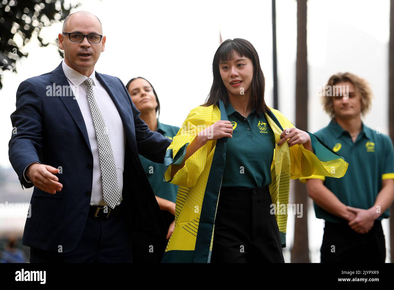 Diving Australia Chair Michael Murphy presents the team Happi Coat to ...