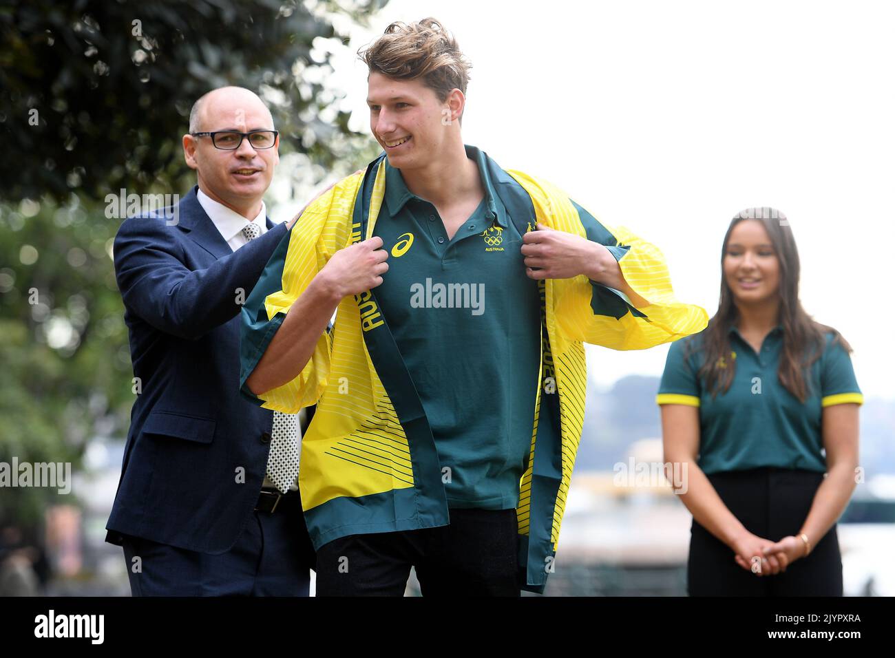 Diving Australia Chair Michael Murphy presents the team Happi Coat to ...