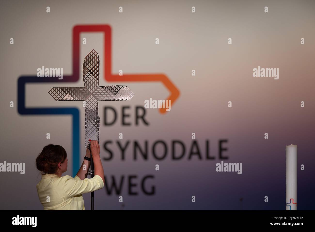08 September 2022, Hessen, Frankfurt/Main: A woman puts a small red ...
