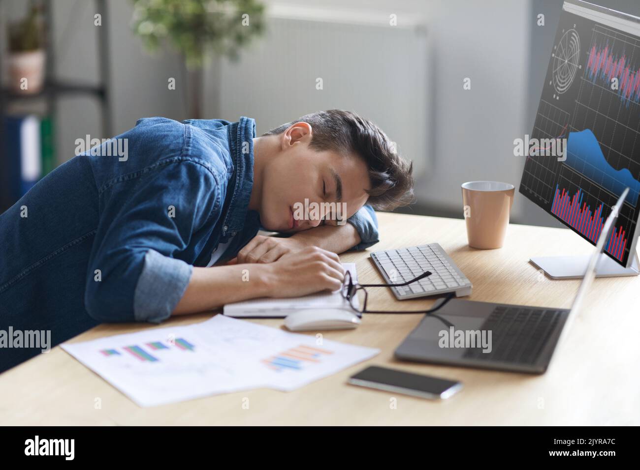 Employee napping hi-res stock photography and images - Alamy