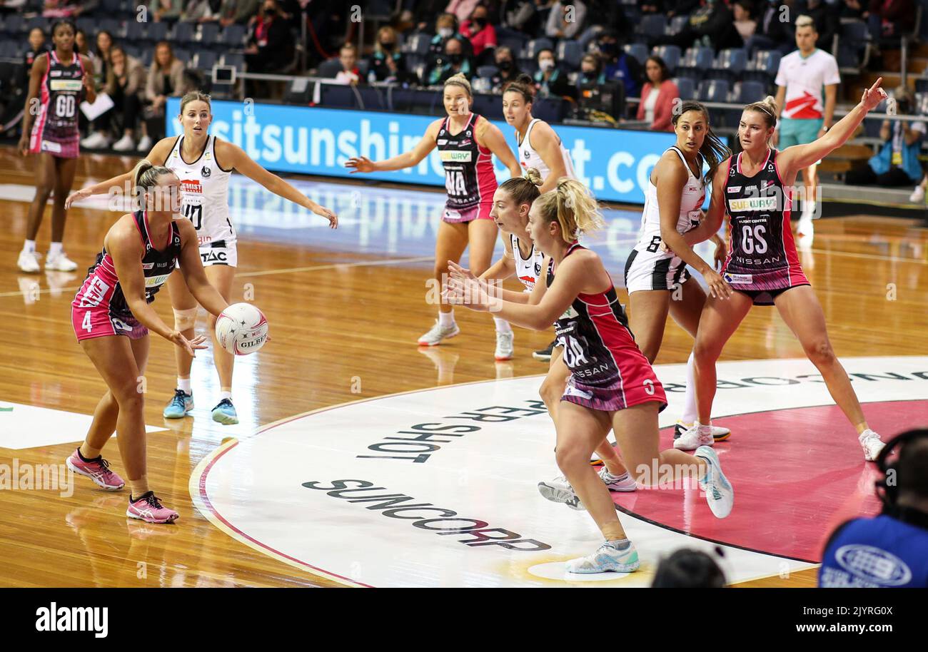 Elle McDonald of the Thunderbirds passes to team mate Georgie Horjus ...